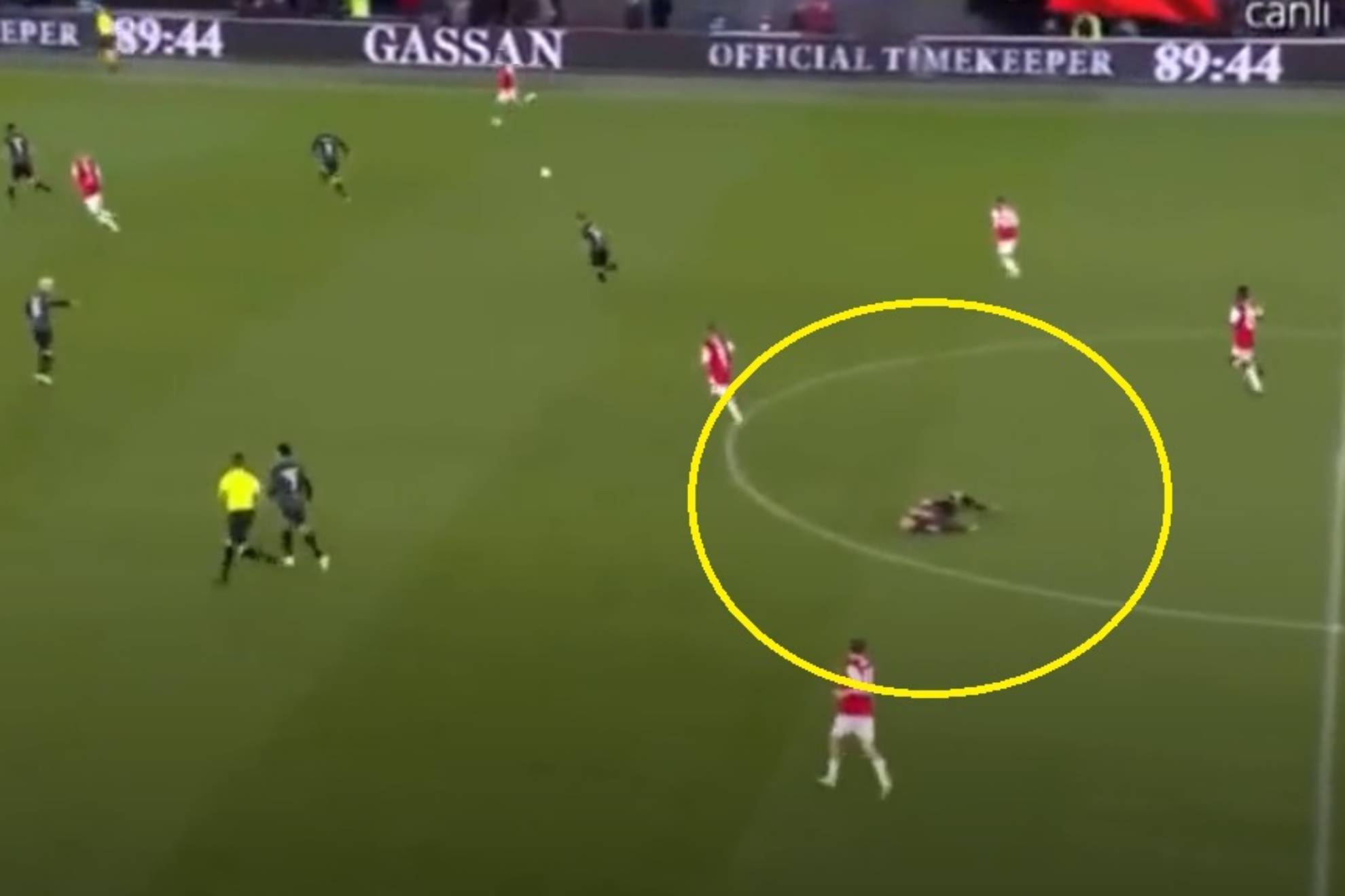 Bas Dost se desmaya en pleno partido y da sustos en la Eredivisie ...