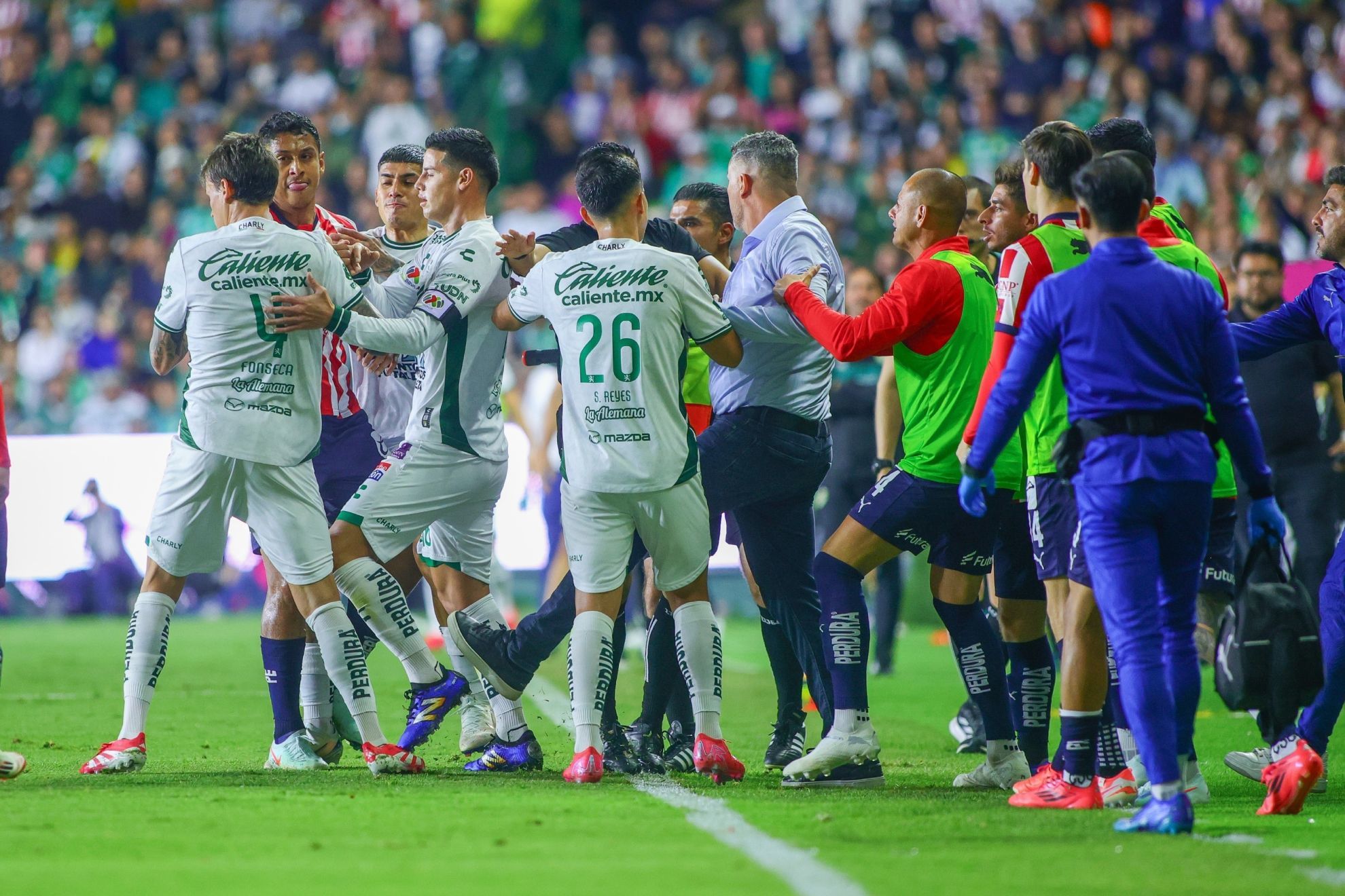 León - Guadalajara: Resumen y goles León vs Chivas: James da su primera ...