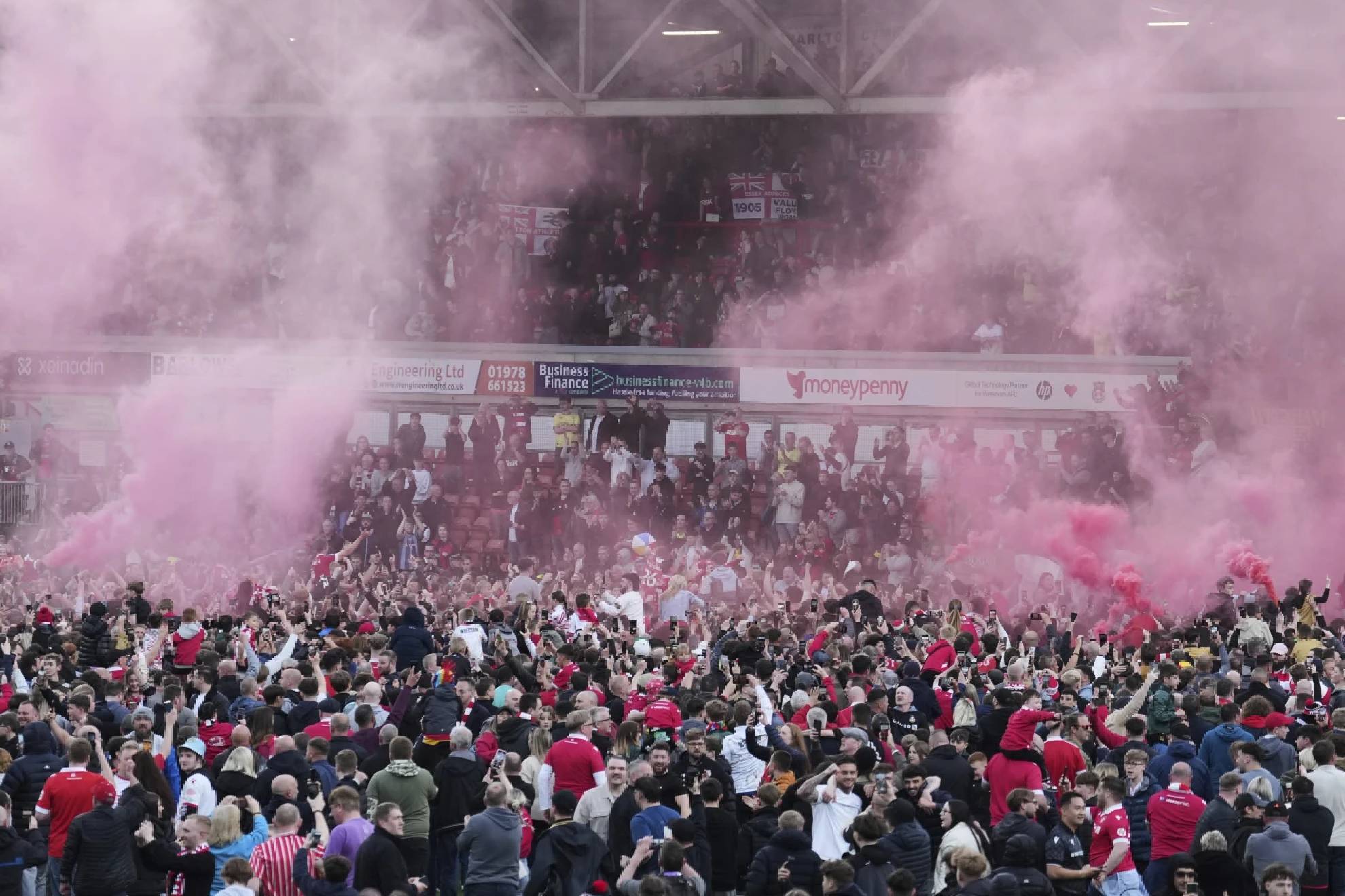 El Wrexham de Ryan Reynolds hace historia: A un paso de la Premier ...