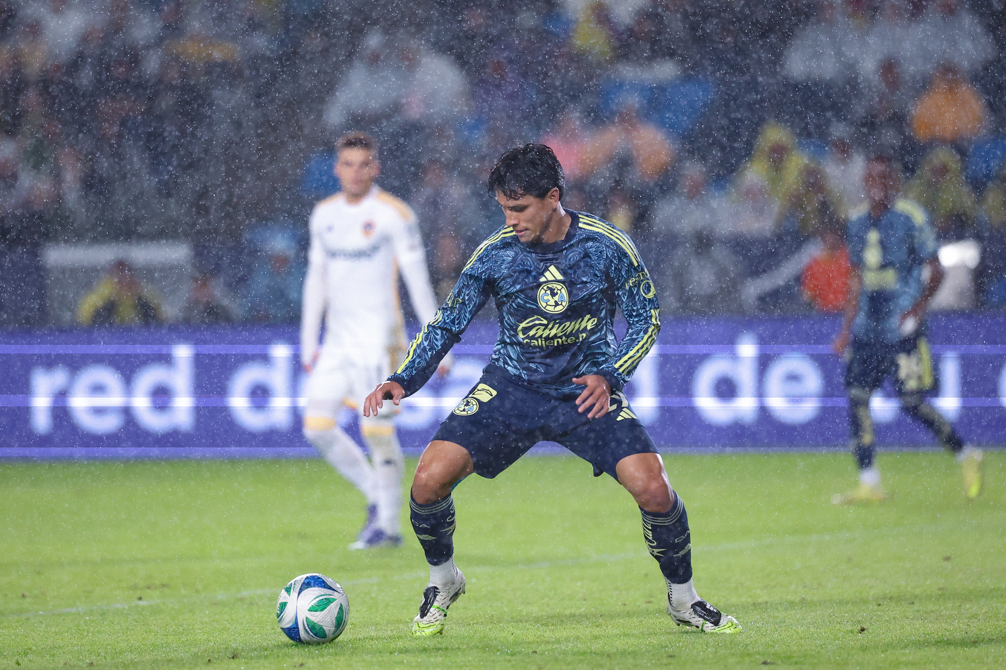 Mulher tomando leite na cara