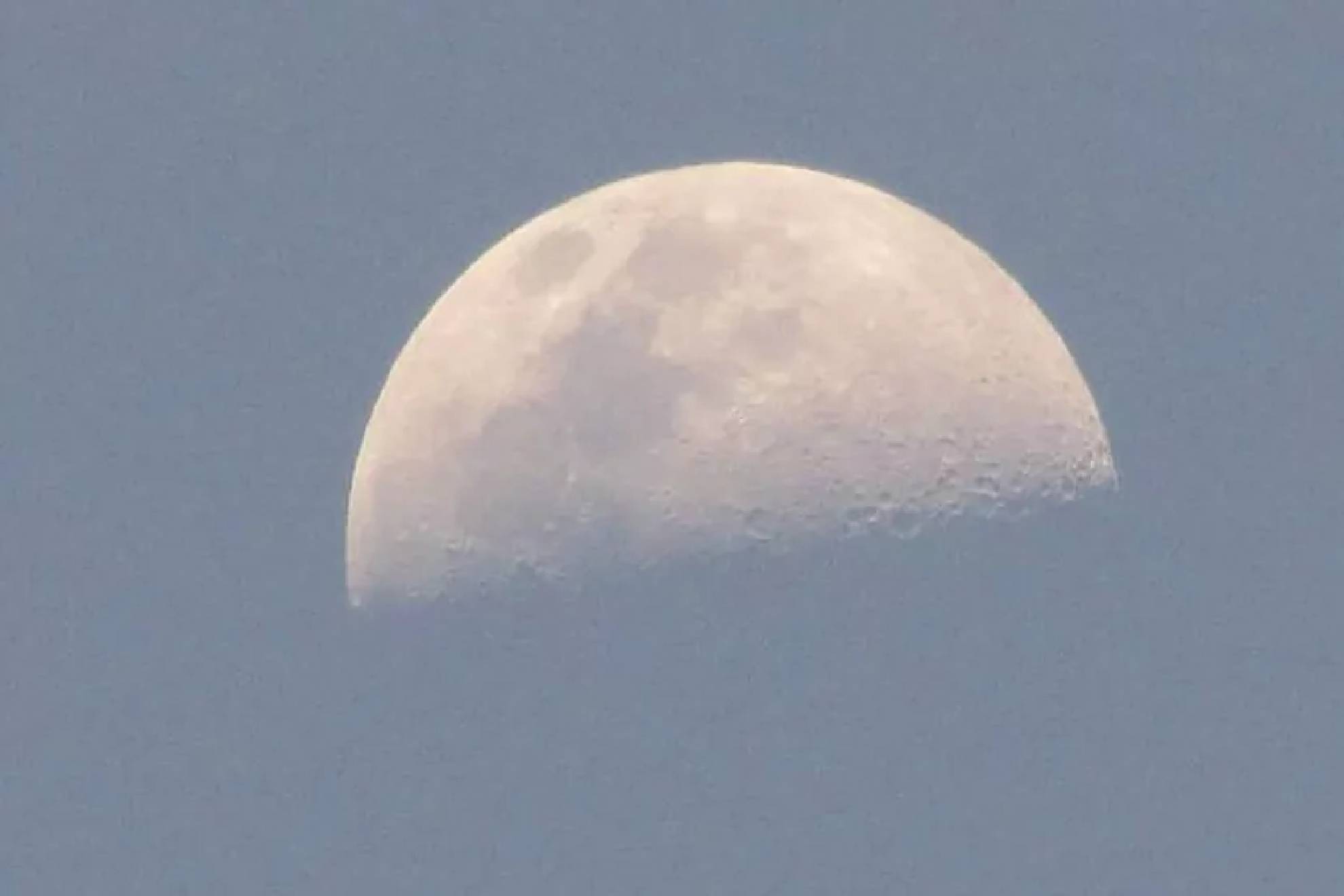 ¿A qué hora se ve la Luna cuarto creciente de marzo de 2026 hoy en ...